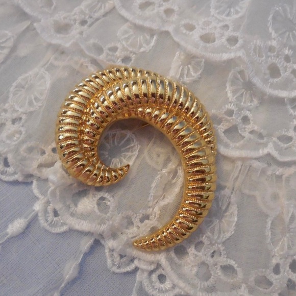 Monet | Jewelry | Beautiful Vintage Gold Tone Brooch Designer Signed ...